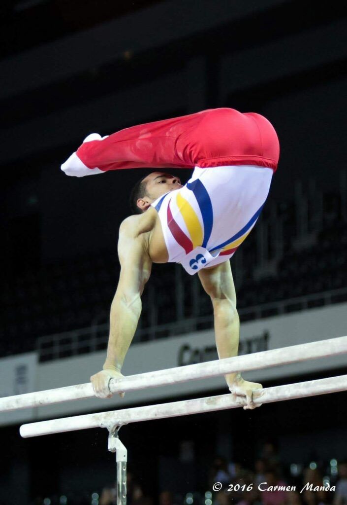 Are 10 șuruburi în corp și face parte din echipa națională de ...