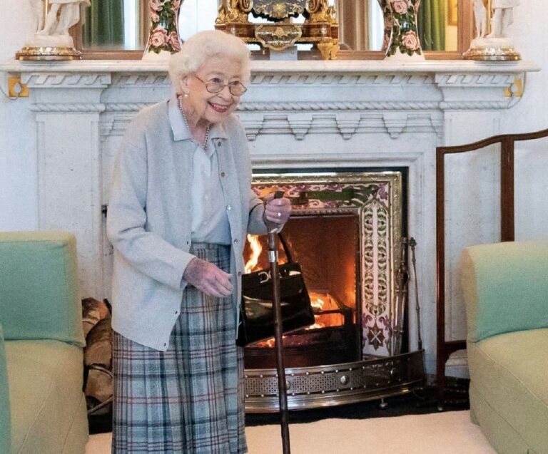 Regina NU a murit la ora anunțată de Palatul Buckingham