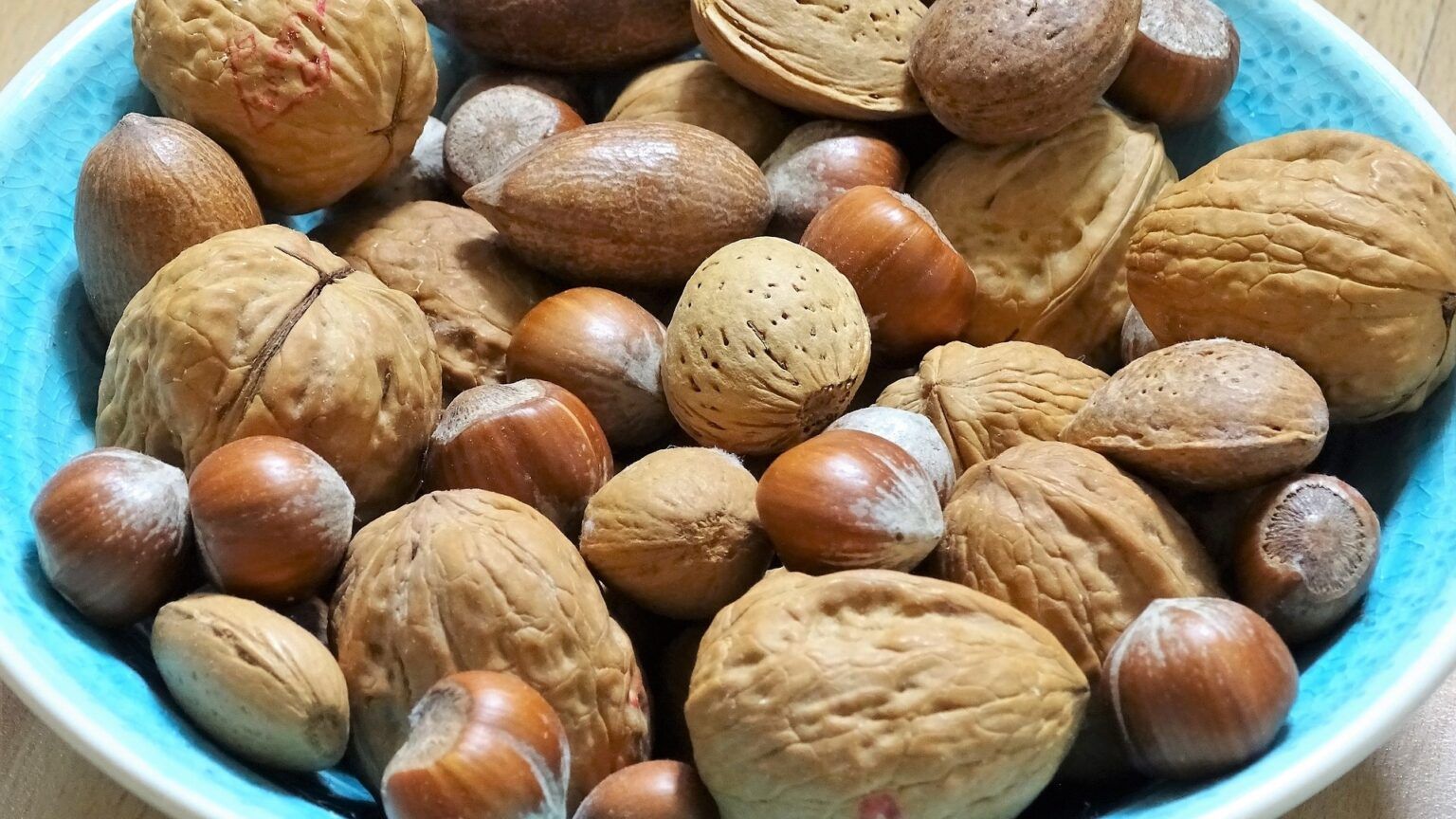 De ce e indicat să înmoi în apă nucile înainte de a le mânca ...