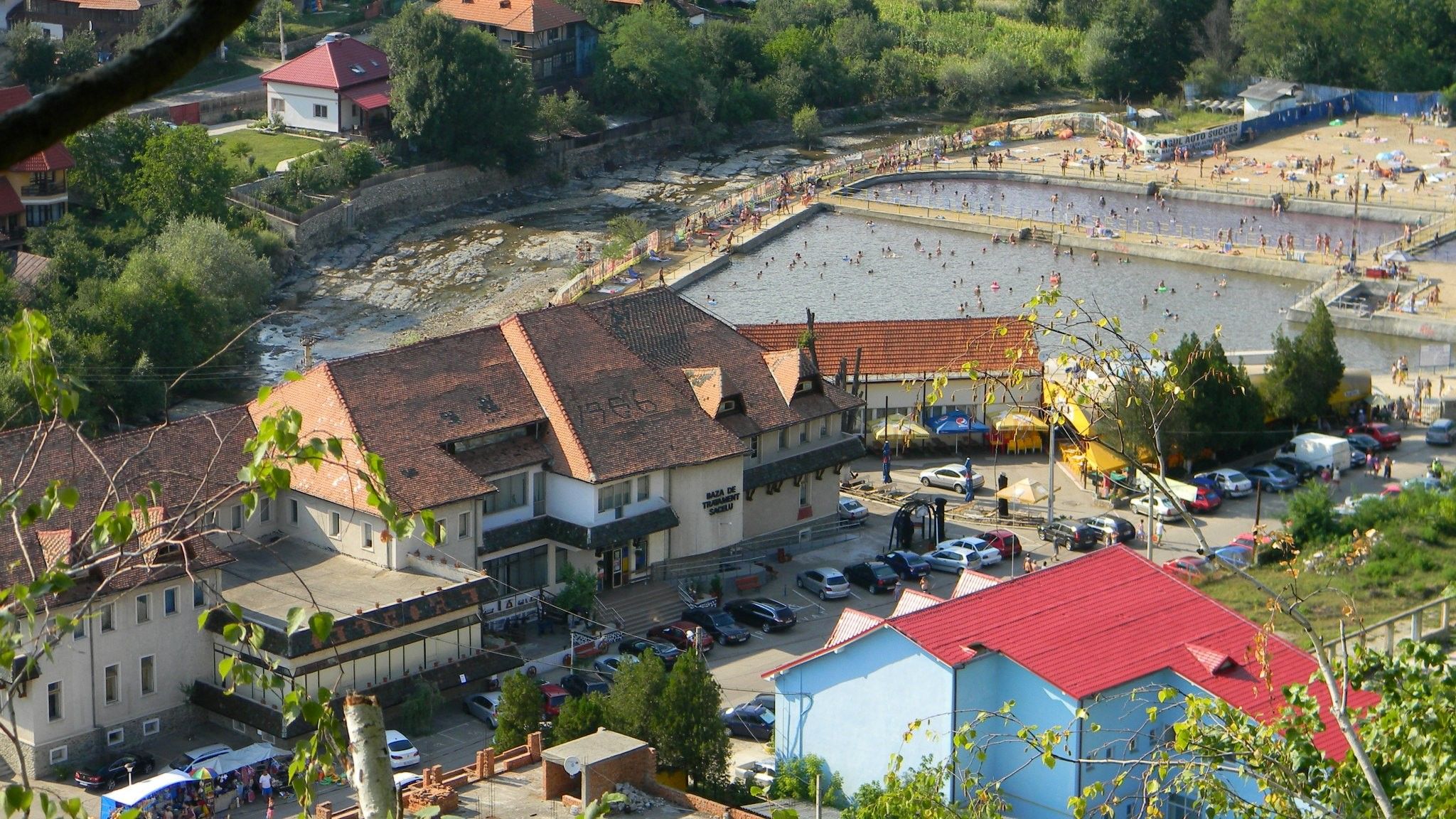 Stațiunea din România considerată magică. Apa își schimbă culoarea în ...