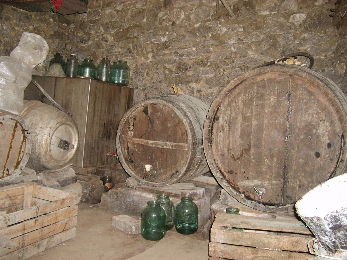 Bărbat de 80 de ani, găsit inconștient în beciul cu vin