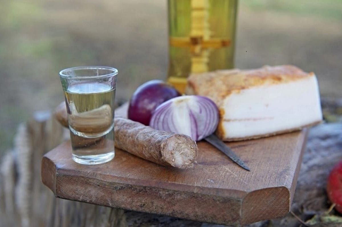 Beneficiile consumului unui pahar de țuică sau pălincă