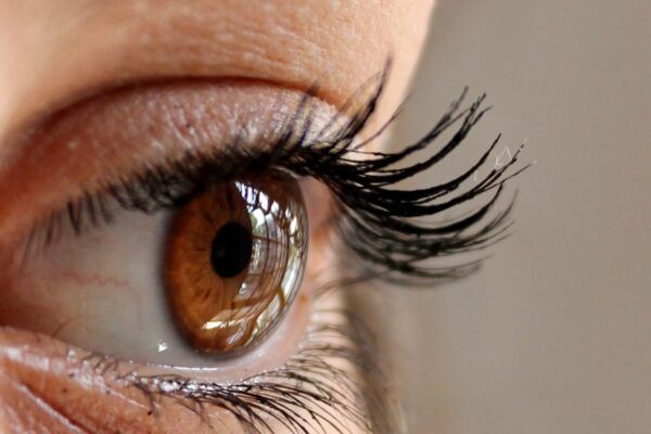 Ce înseamnă, de fapt, când ți se zbate ochiul. Superstiție, stres sau ...