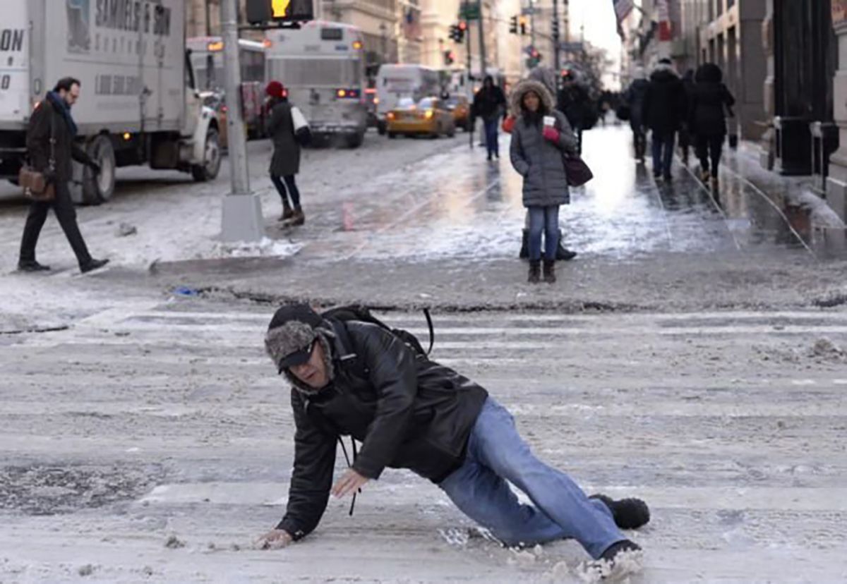 24 de bucureșteni, la urgențe după ce au căzut pe gheață