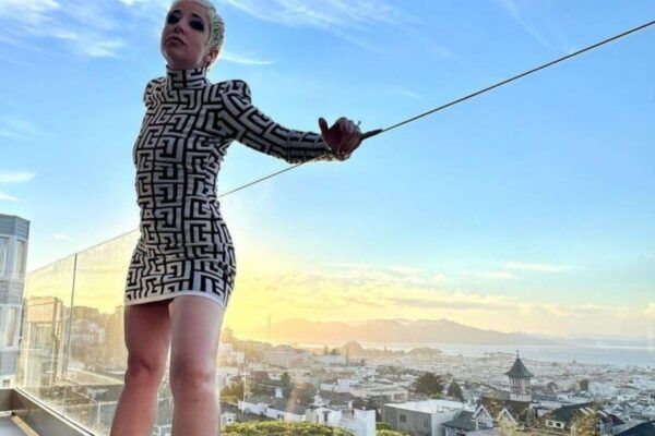 Vedetă dată jos din avion pentru că nu purta sutien