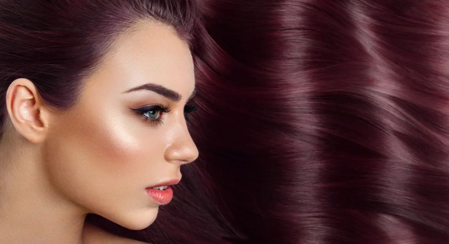 Cea mai la modă culoare de păr în 2025: culoarea burgundy