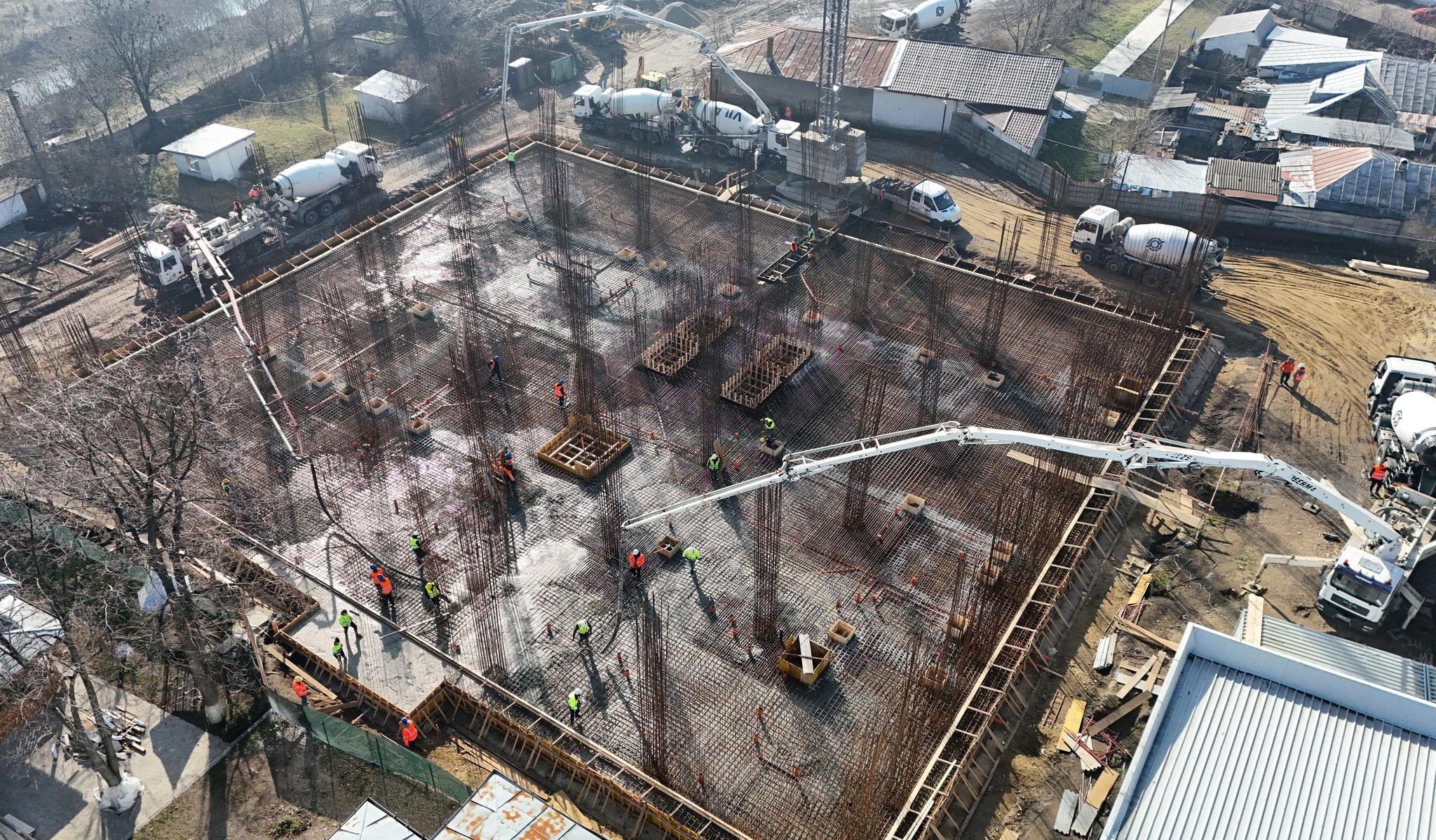 A început turnarea betonului pentru fundația spitalului din Tecuci. Cât ...