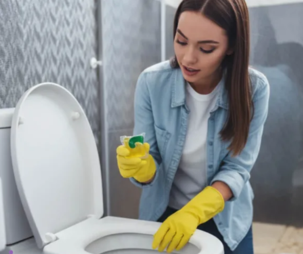 Am aruncat o capsulă de rufe în WC și nu-mi vine să cred ce s-a ...